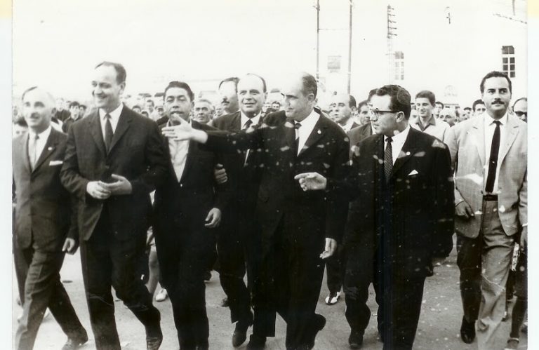 Ο Ανδρέας Παπανδρέου σε Λιτόχωρο και Κατερίνη τον Σεπτέμβρη του 1965 ...